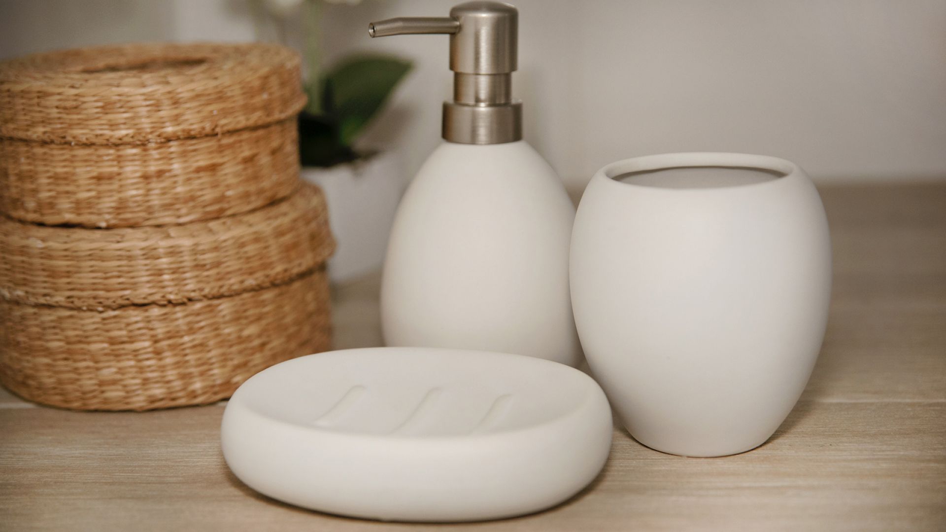 Akcesoria łazienkowe - ceramiczny zestaw w matowych kolorach Akcesoria łazienkowe - ceramiczny zestaw w matowych kolorach
